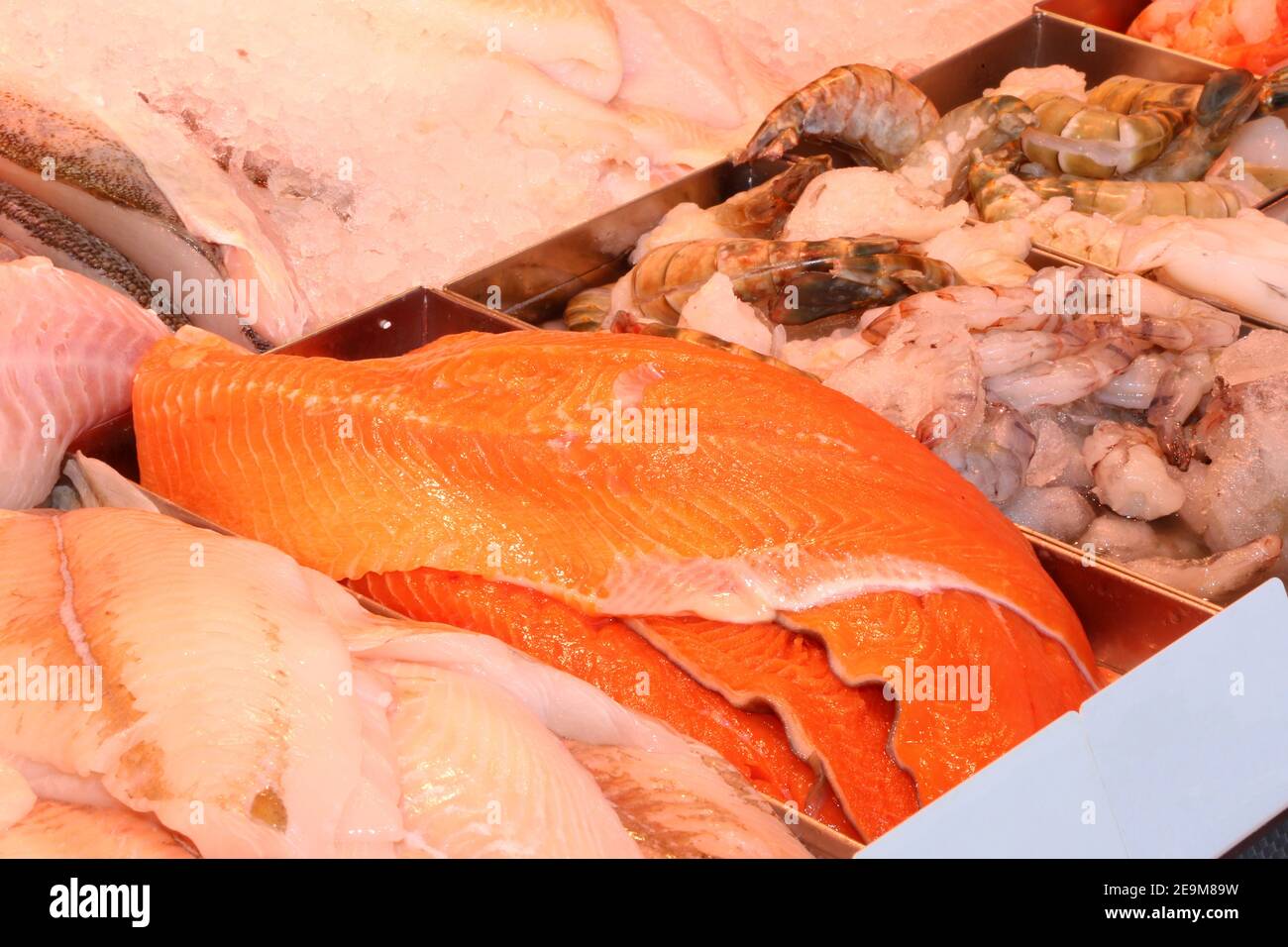 Refrigerated seafood counter hi-res stock photography and images - Alamy