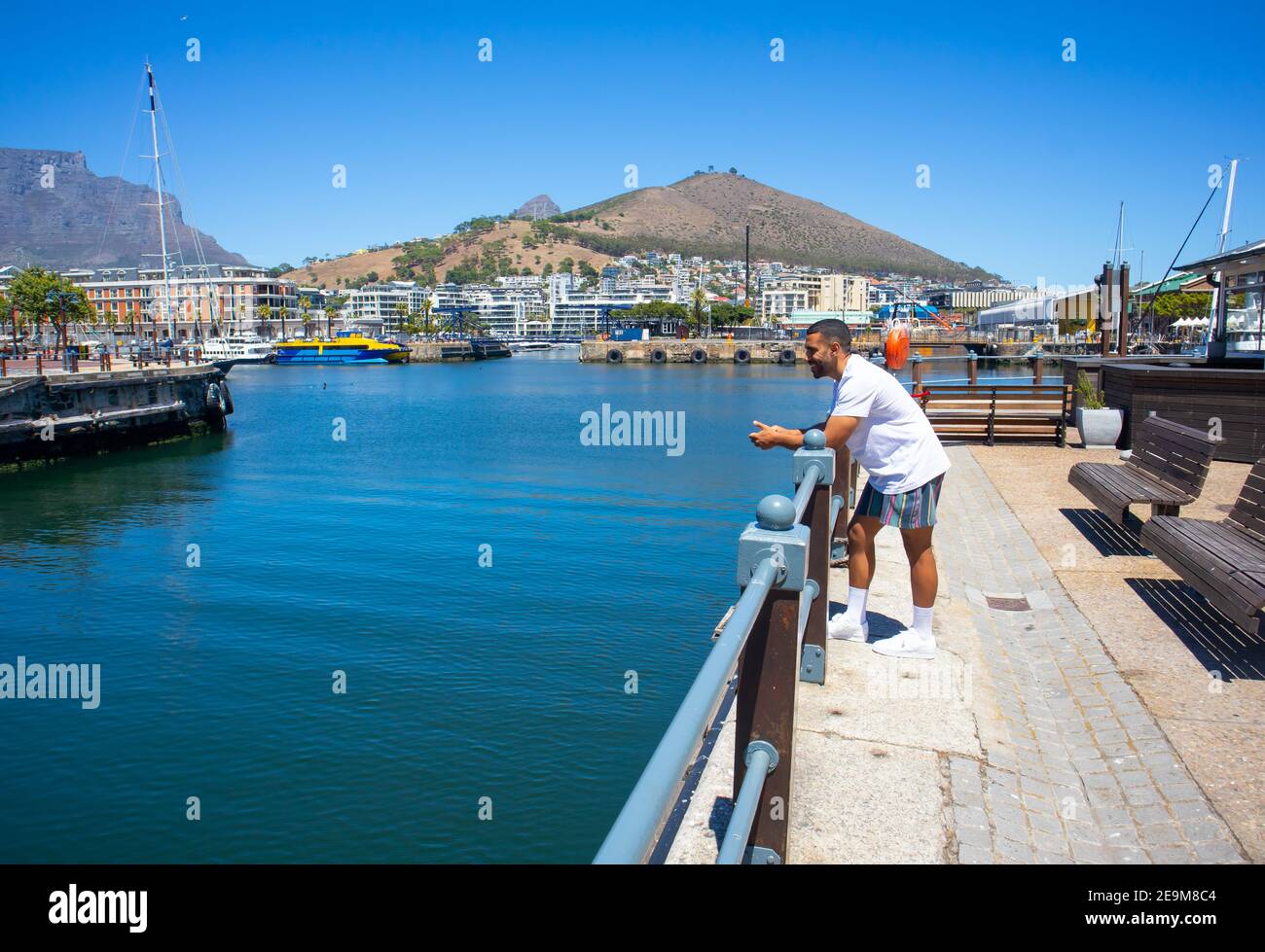 Leaning over railing hi-res stock photography and images - Alamy
