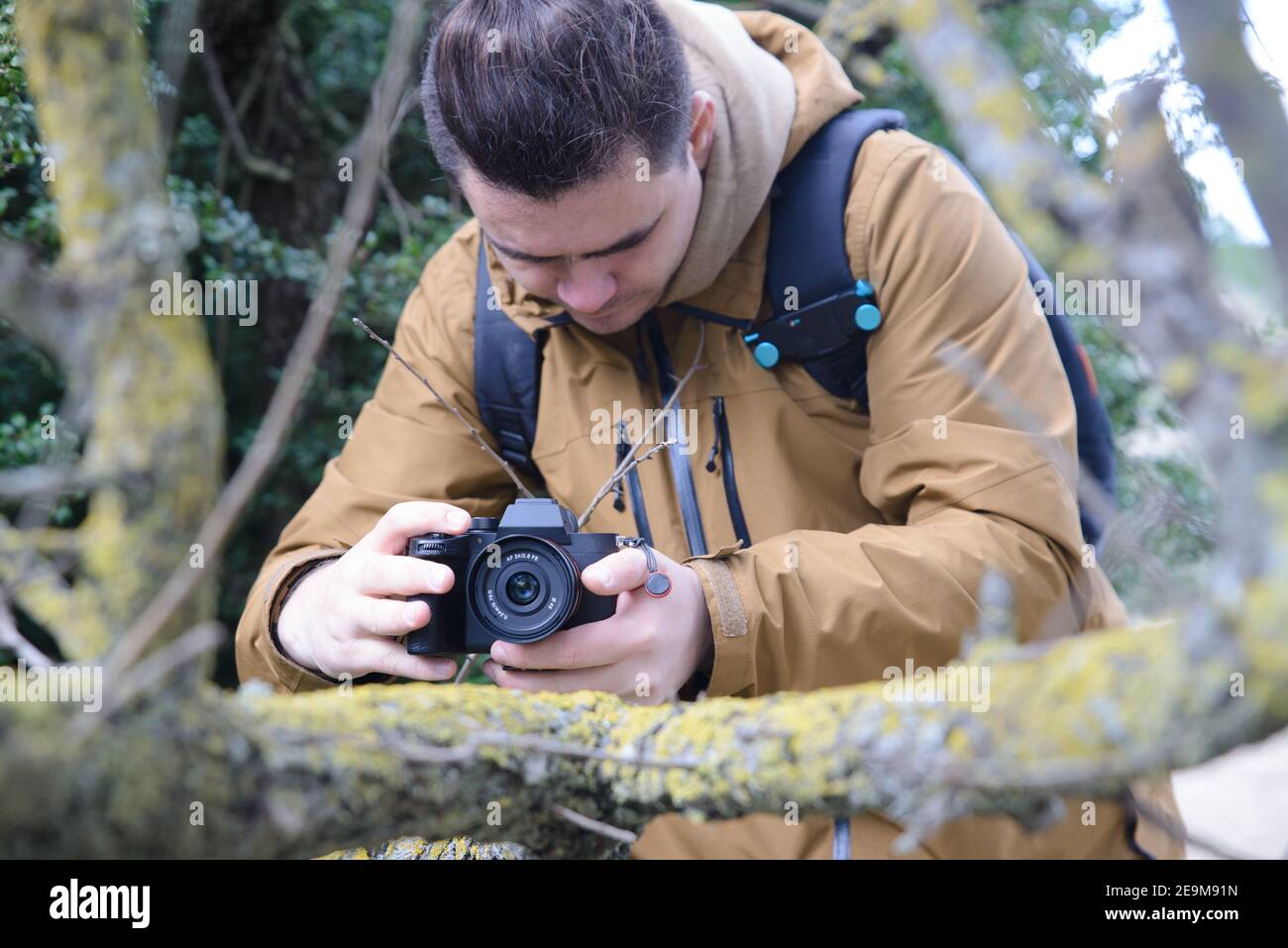 Pretty woman takes pictures hi-res stock photography and images - Alamy