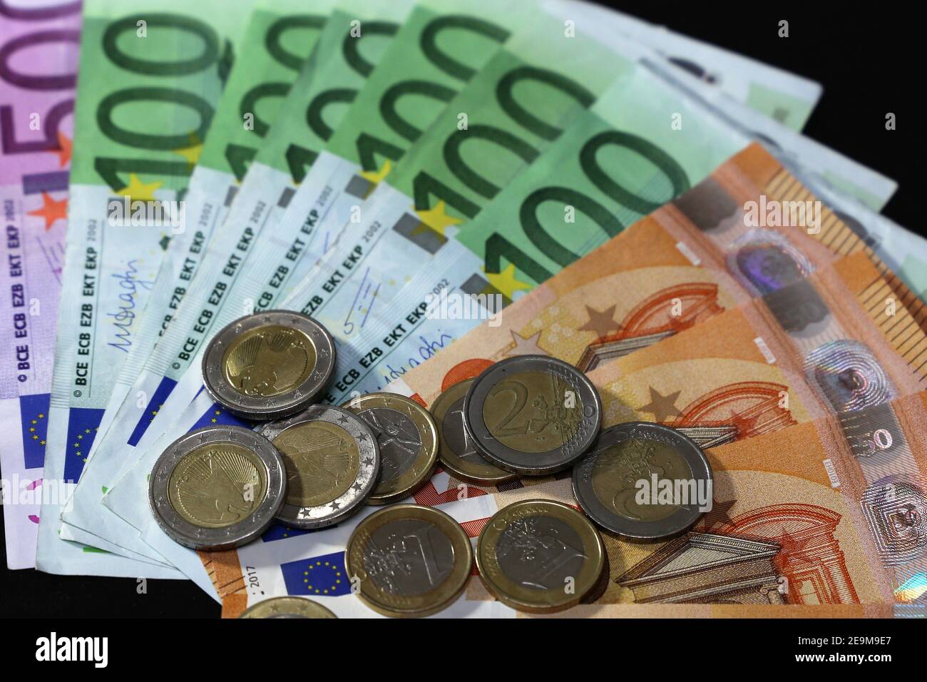 Euro bills and coins Stock Photo - Alamy
