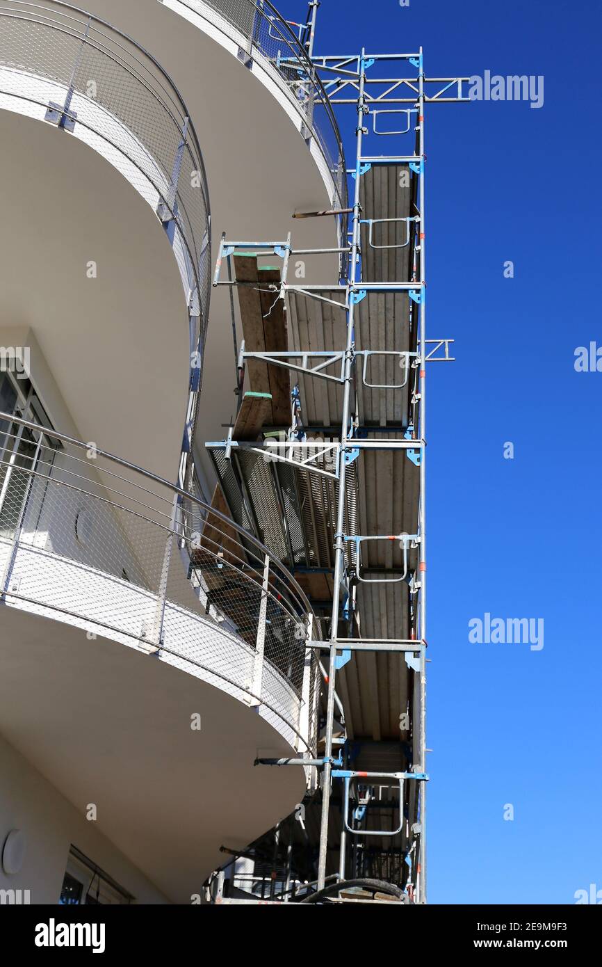 Scaffolding: Scaffolded apartment building Stock Photo - Alamy