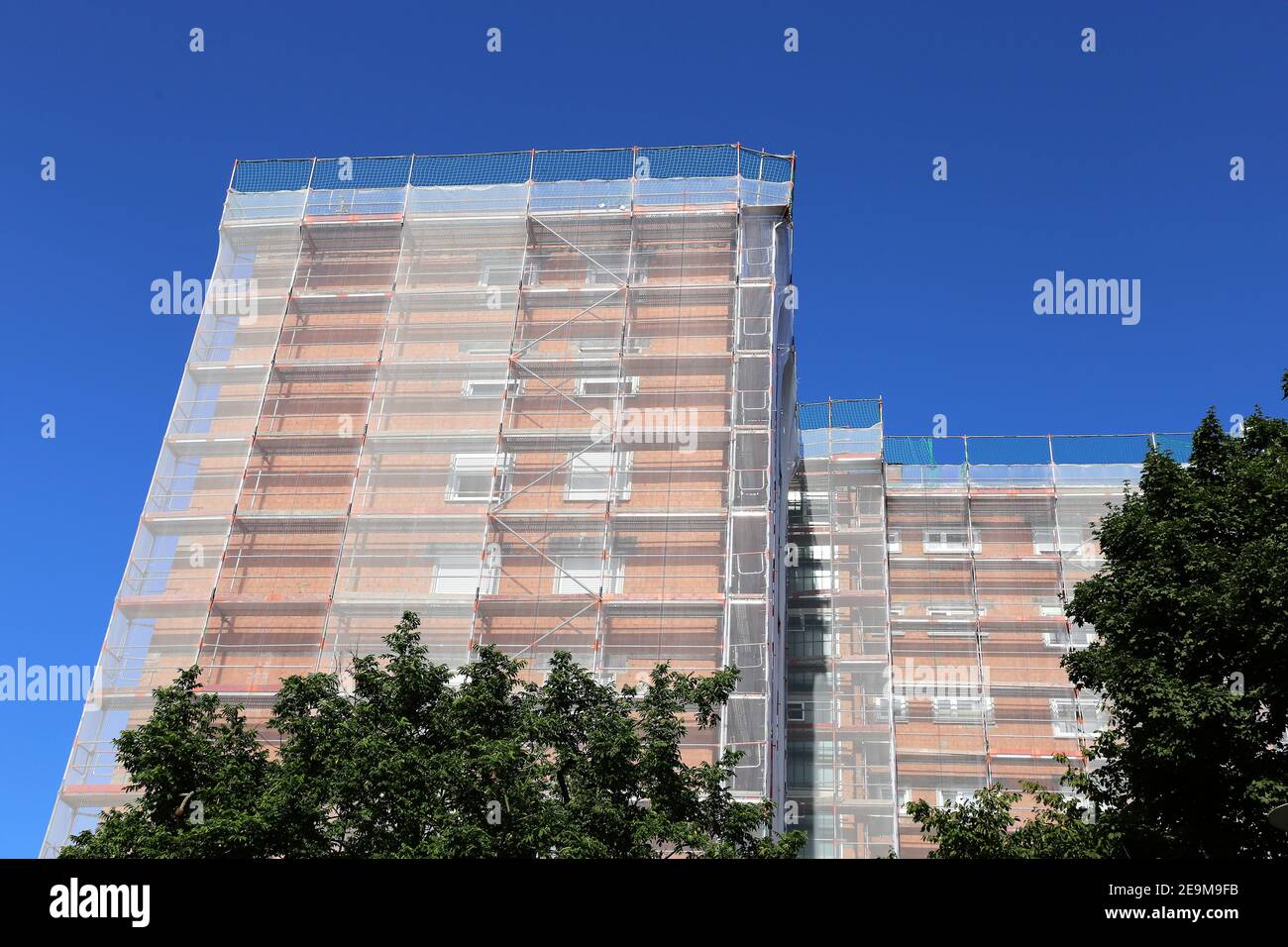 Scaffolding: Scaffolded high rise building (Germany Stock Photo - Alamy