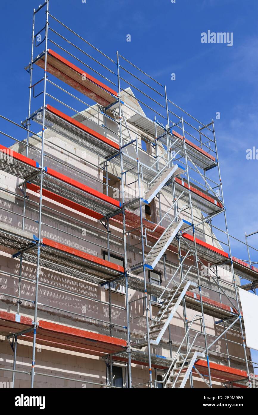 Scaffolding: Scaffolded residential building Stock Photo - Alamy