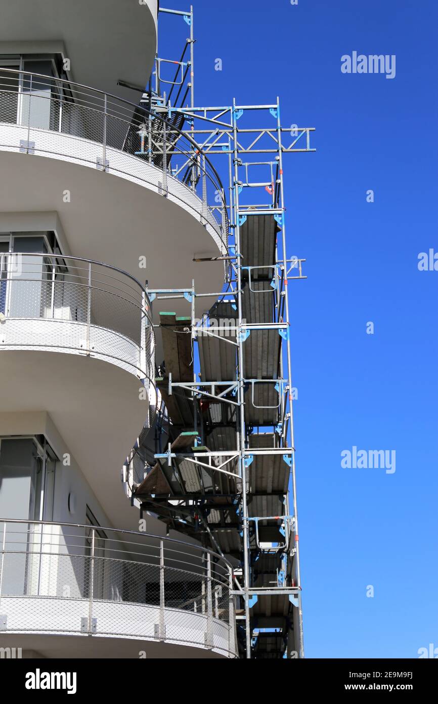 Scaffolding: Scaffolded apartment building Stock Photo - Alamy