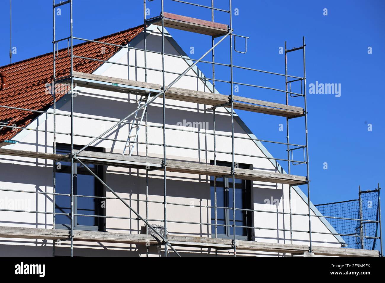 Scaffolding: Scaffolded residential building Stock Photo - Alamy