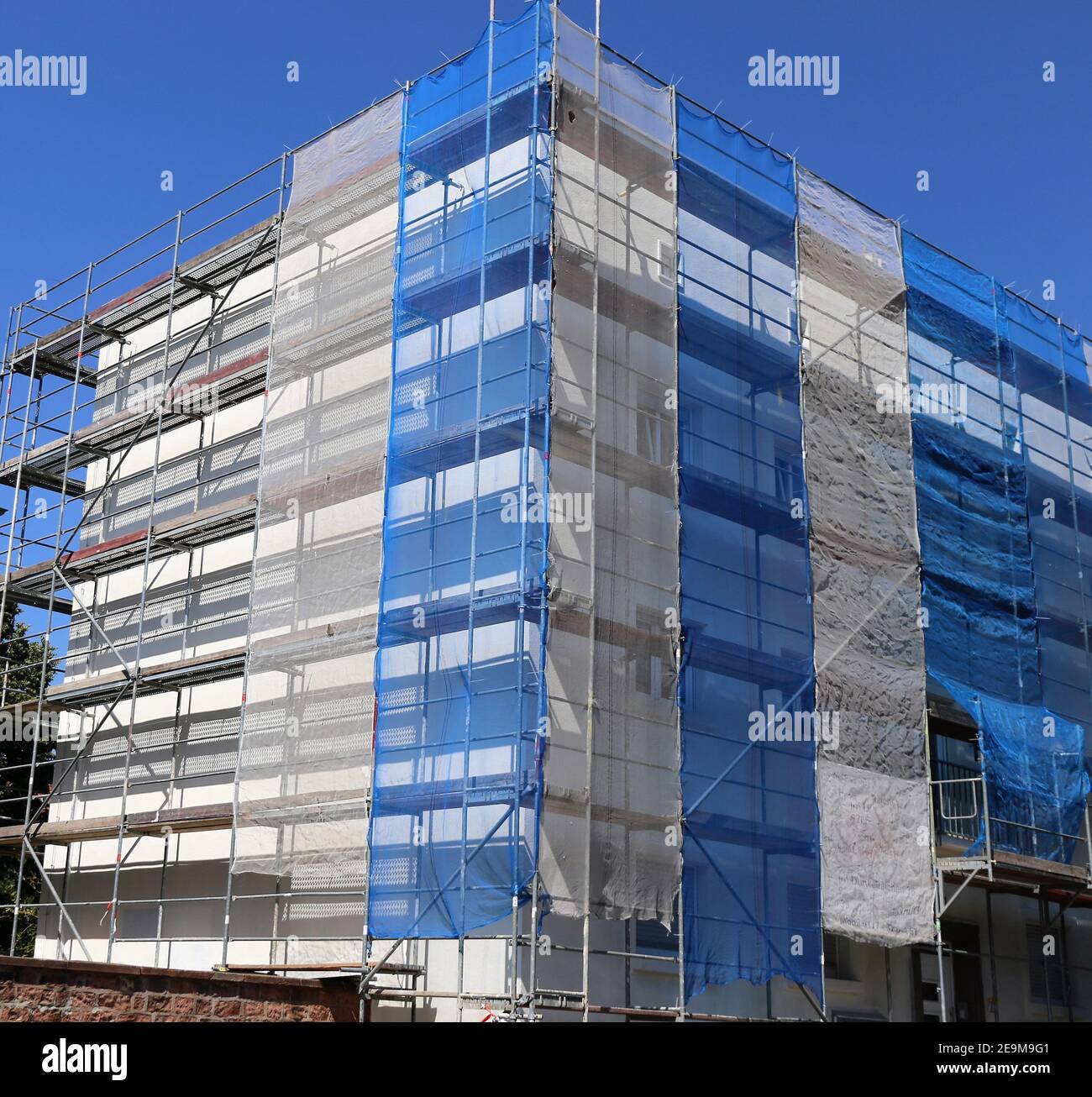 Scaffolding: Scaffolded apartment building Stock Photo - Alamy