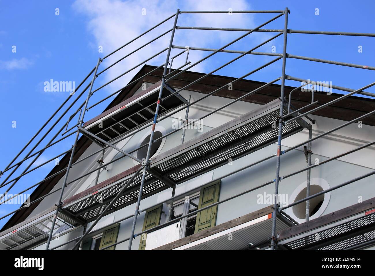Scaffolding: Scaffolded family house Stock Photo - Alamy