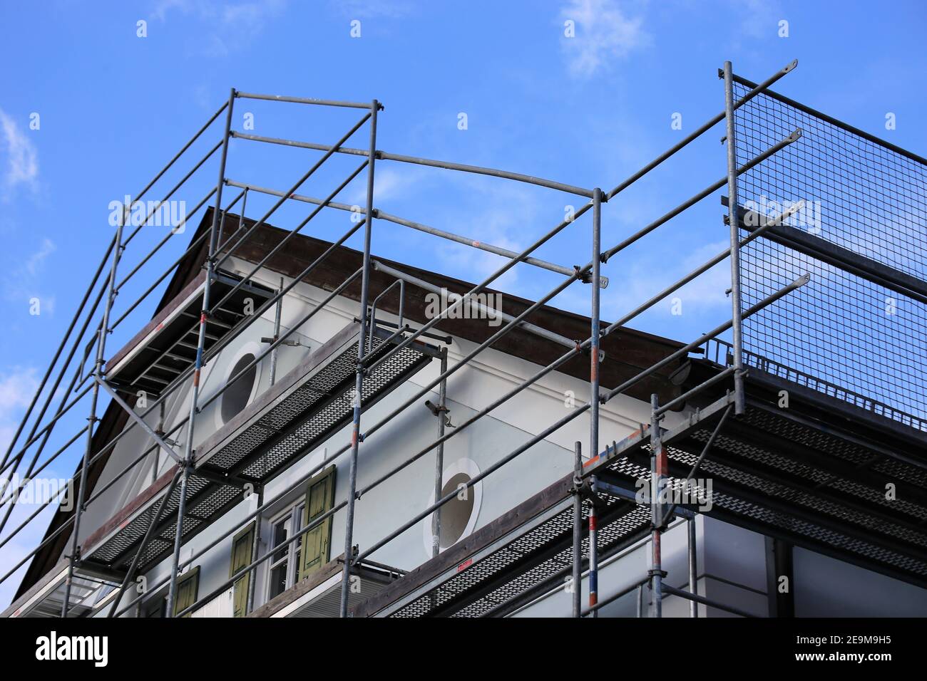Scaffolding: Scaffolded family house Stock Photo - Alamy