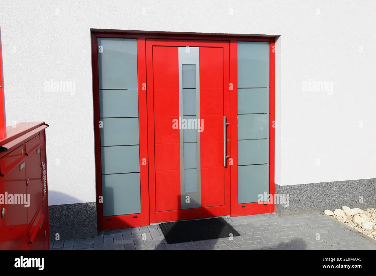 Modern red front door Stock Photo - Alamy