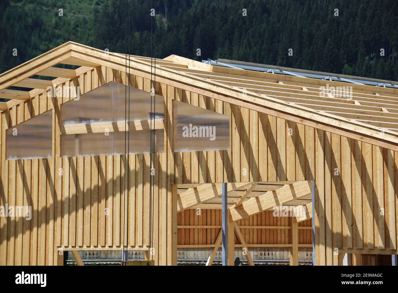 Construction of a new wooden hall Stock Photo - Alamy
