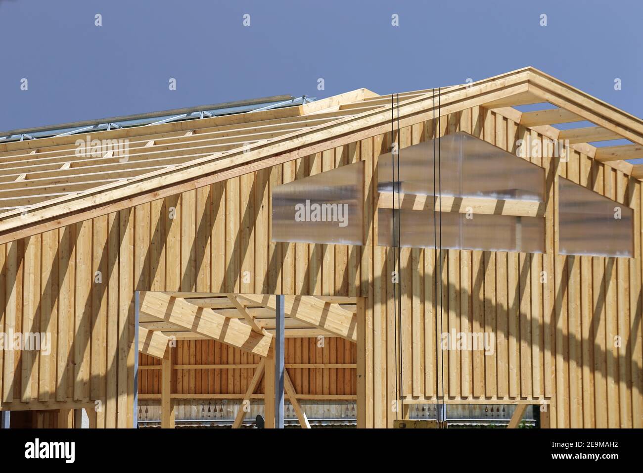 Construction of a new wooden hall Stock Photo - Alamy
