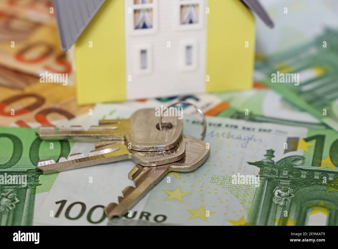 Symbol image: Model house with (euro)banknotes and coins as a symbol ...