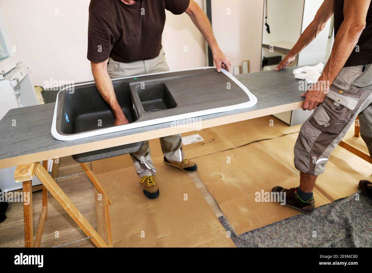 Craftsman installing a new kitchen (kitchen installation Stock Photo ...