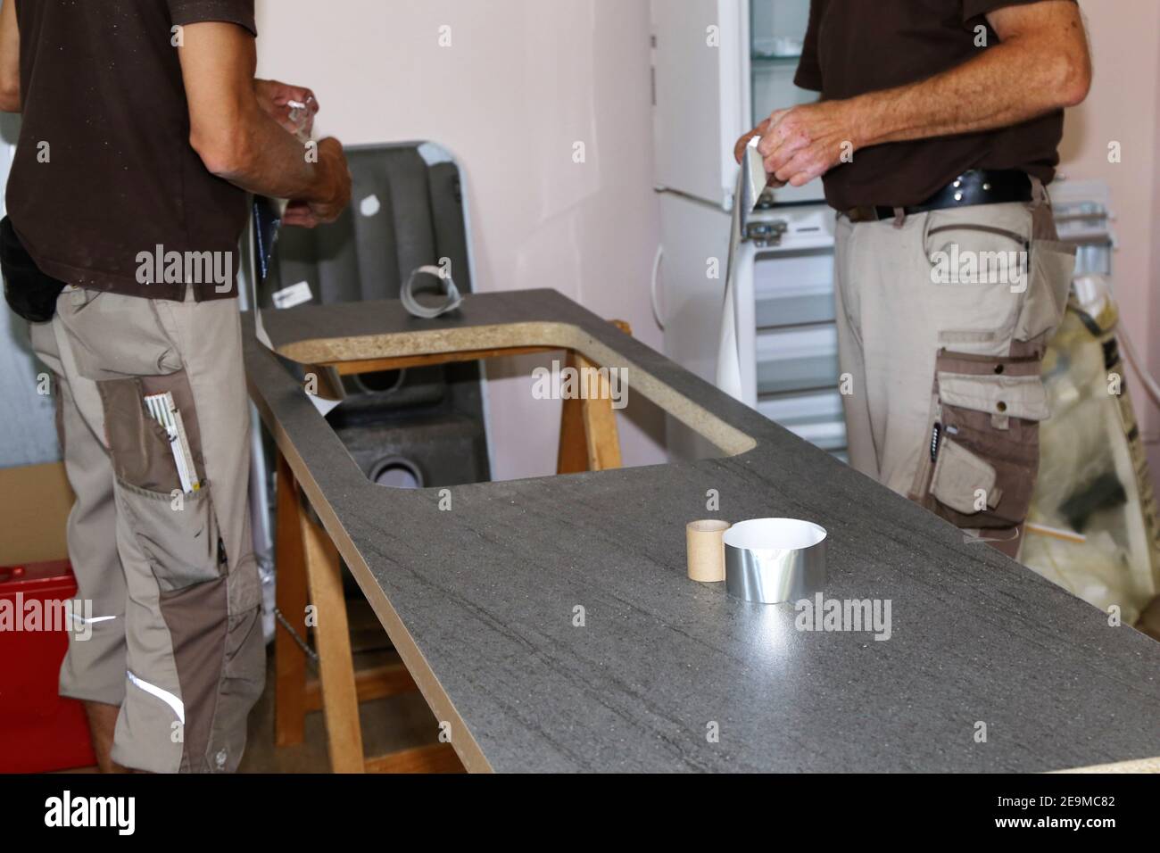 Craftsman installing a new kitchen (kitchen installation Stock Photo ...