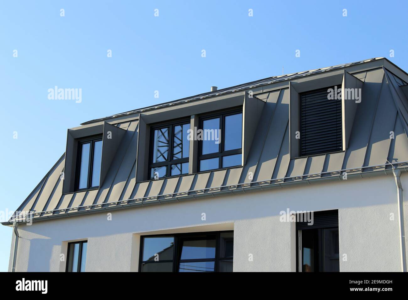 Residential house with standing seam roof Stock Photo - Alamy
