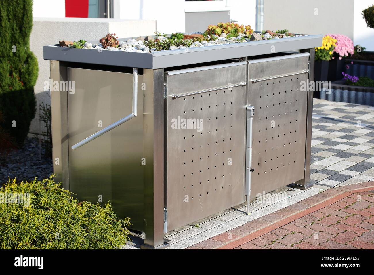 Garbage can enclosure hi-res stock photography and images - Alamy