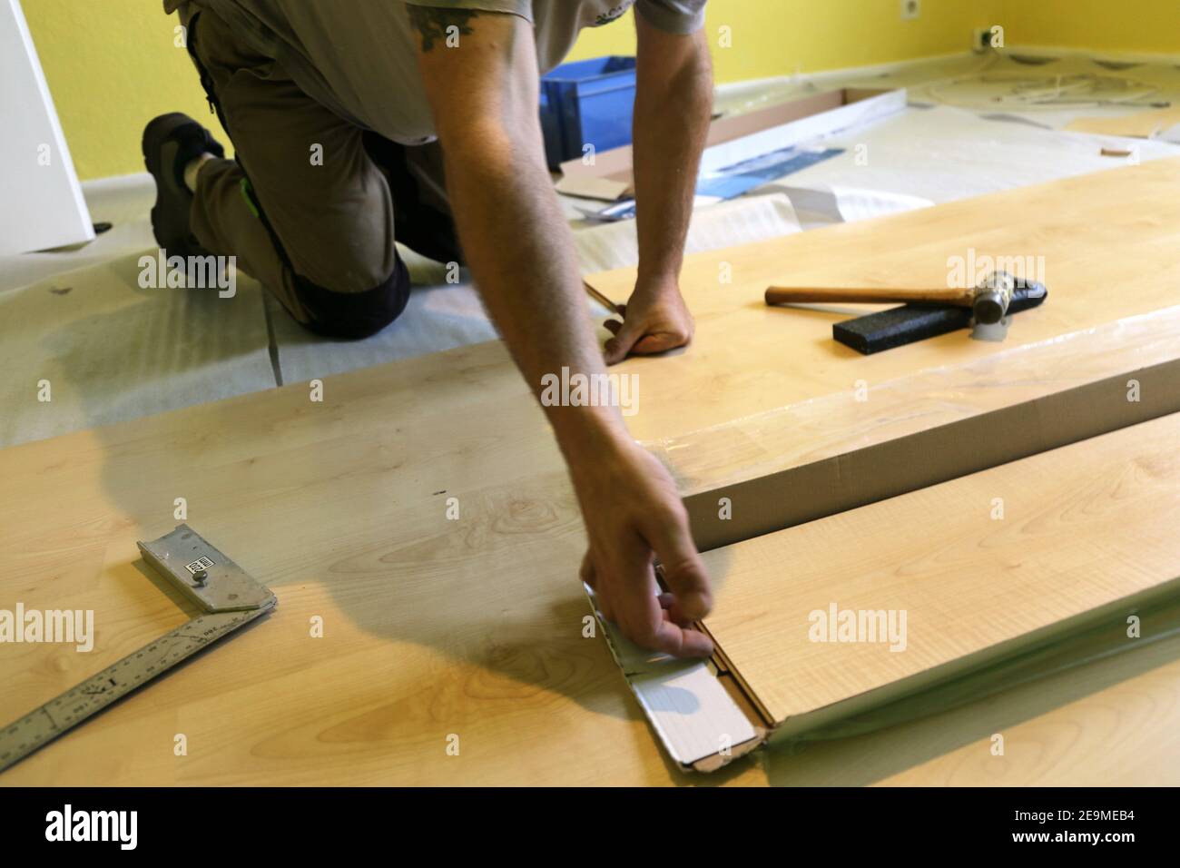 Professional installation of a parquet floor Stock Photo - Alamy