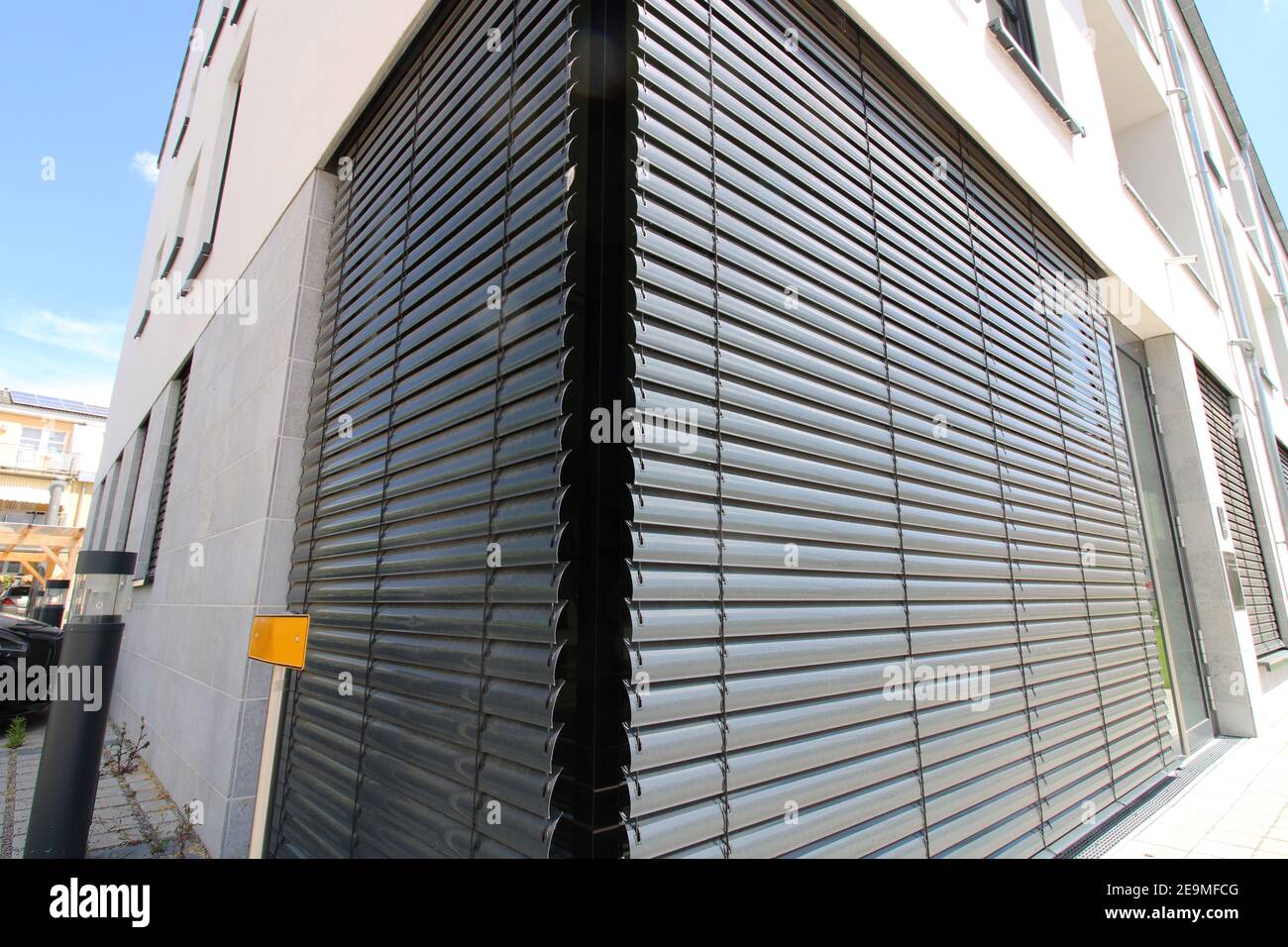 External blinds hi-res stock photography and images - Alamy