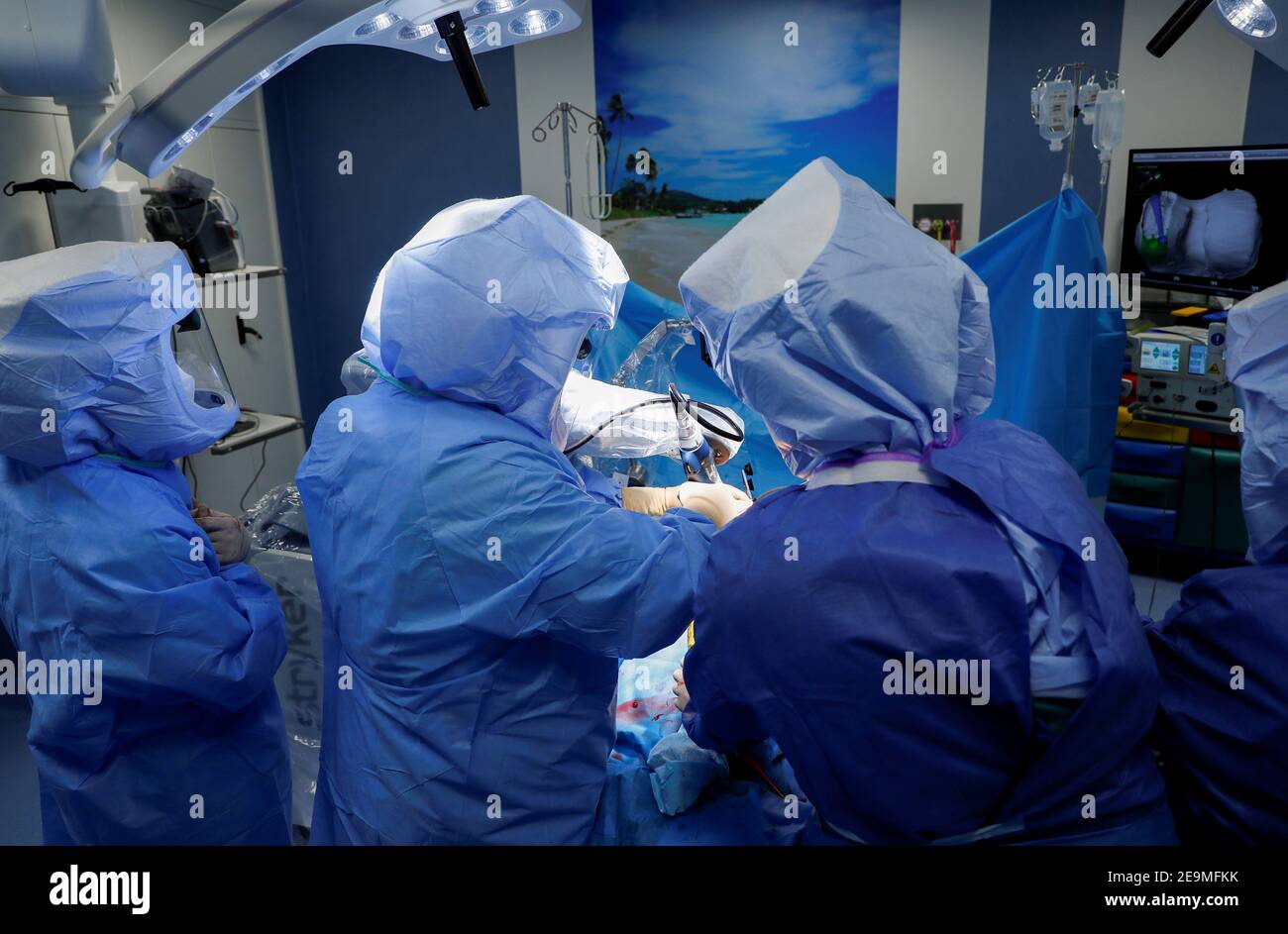 Patient undergoing surgery hi-res stock photography and images - Alamy