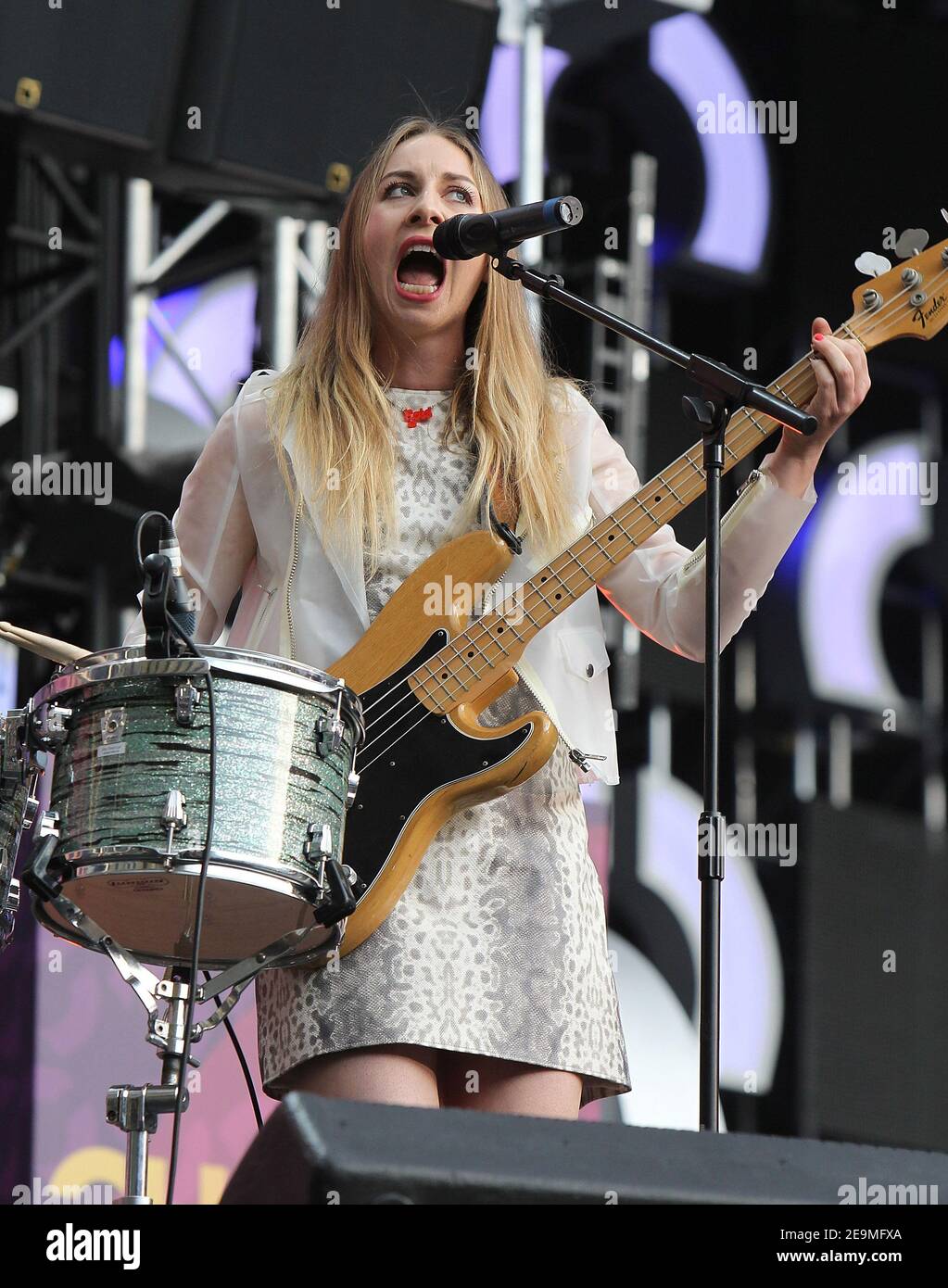 Haim band live hi-res stock photography and images - Alamy