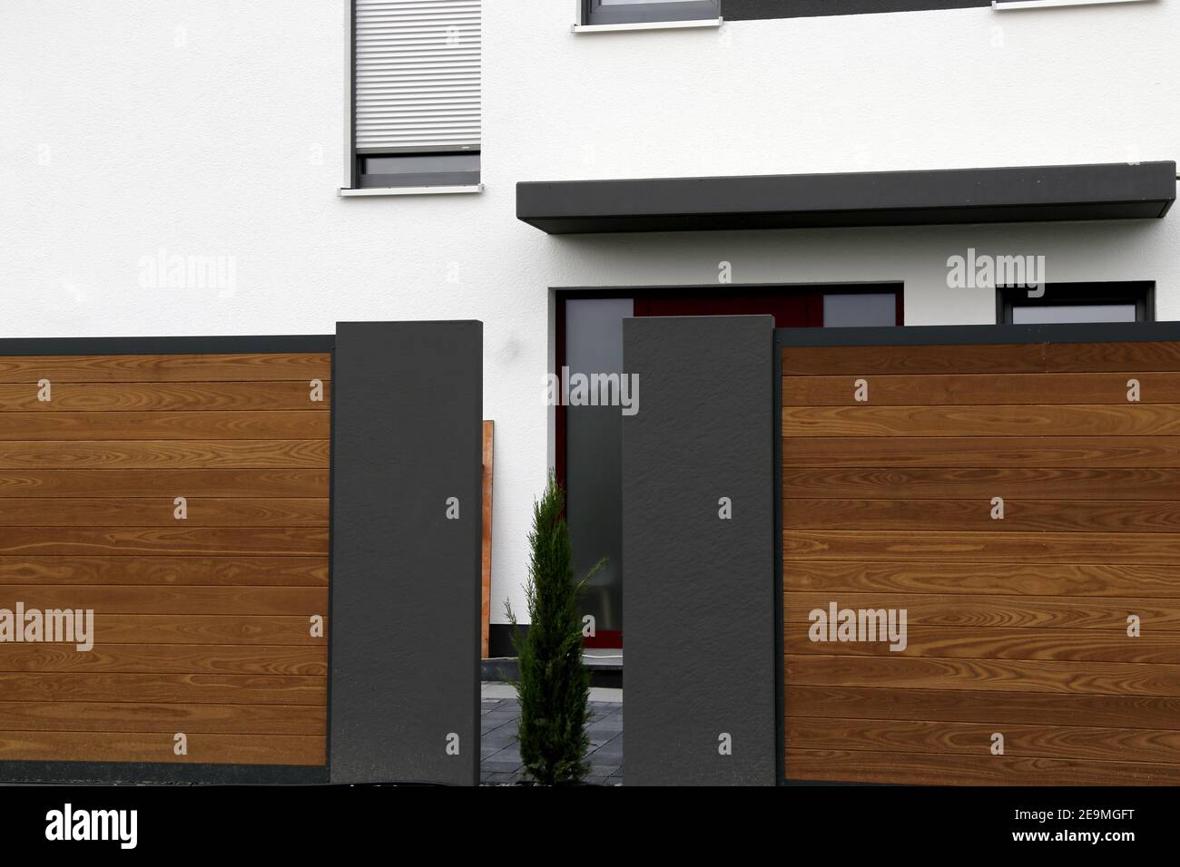 Modern new privacy fence as a boundary of the property Stock Photo - Alamy