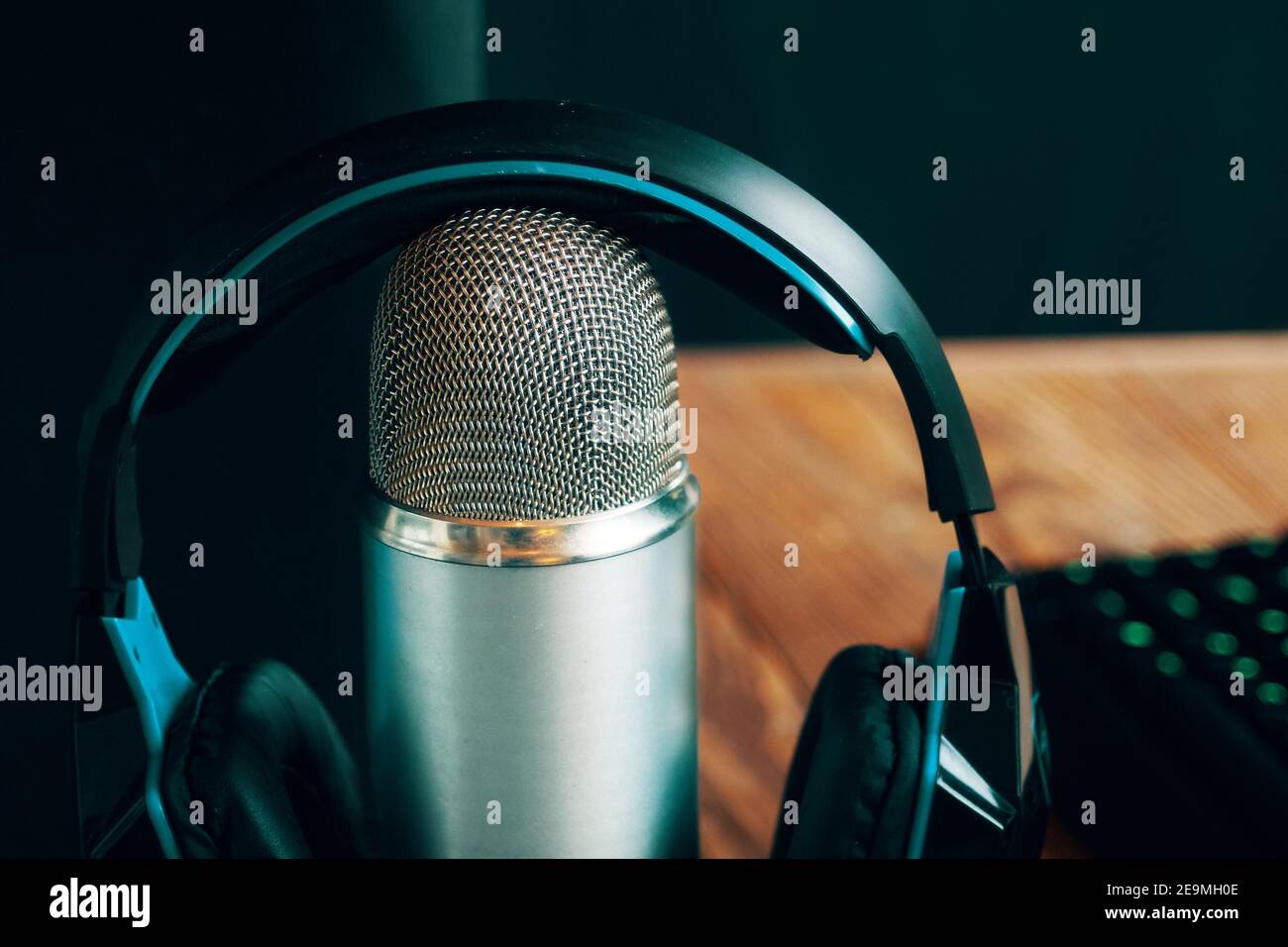 Talk show interview hi-res stock photography and images - Alamy