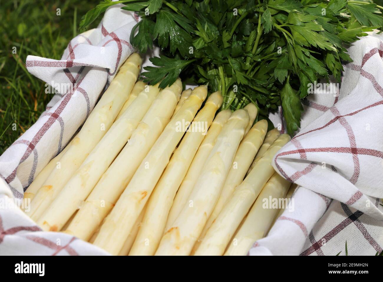 Asparagus in a box hi-res stock photography and images - Alamy