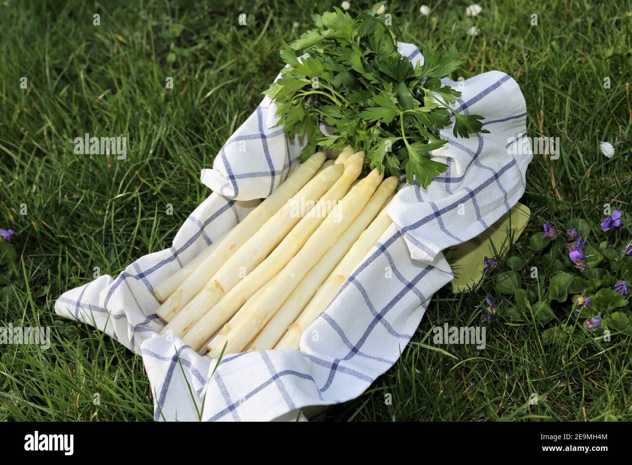 Asparagus in a box hi-res stock photography and images - Alamy