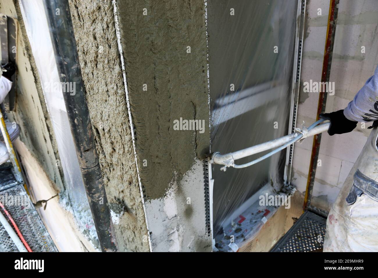 Plasterer plastering an exterior wall Stock Photo - Alamy