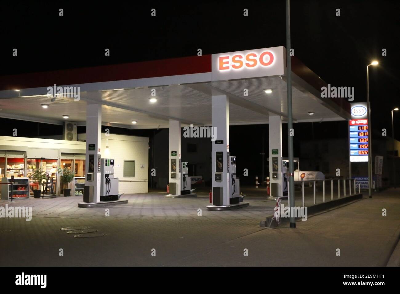 Esso filling station hi-res stock photography and images - Alamy
