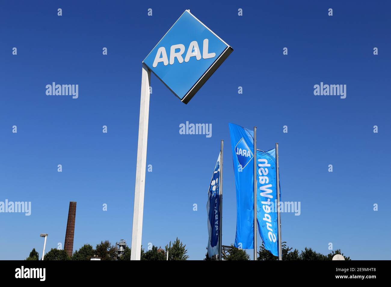 Aral filling station hi-res stock photography and images - Alamy