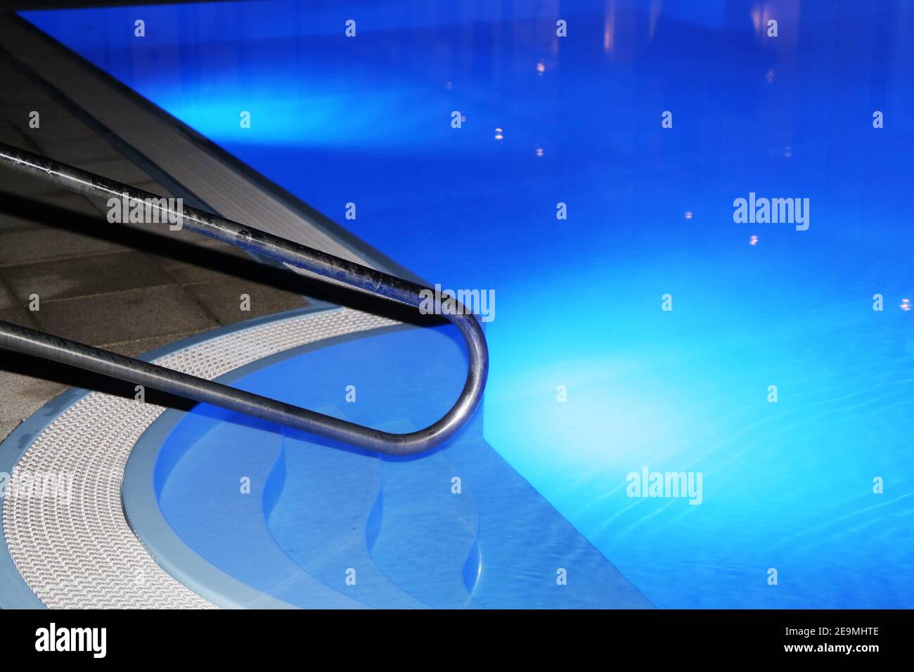 Dark lights outside swimming pool hi-res stock photography and images ...