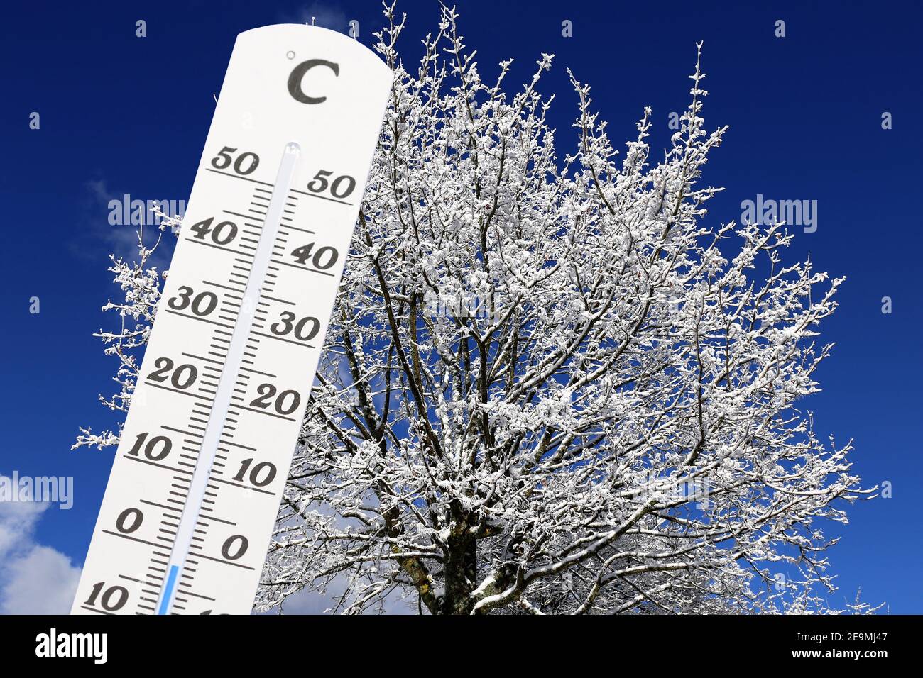 Symbol image: Thermometer with Celsius unit of measurement shows cold ...