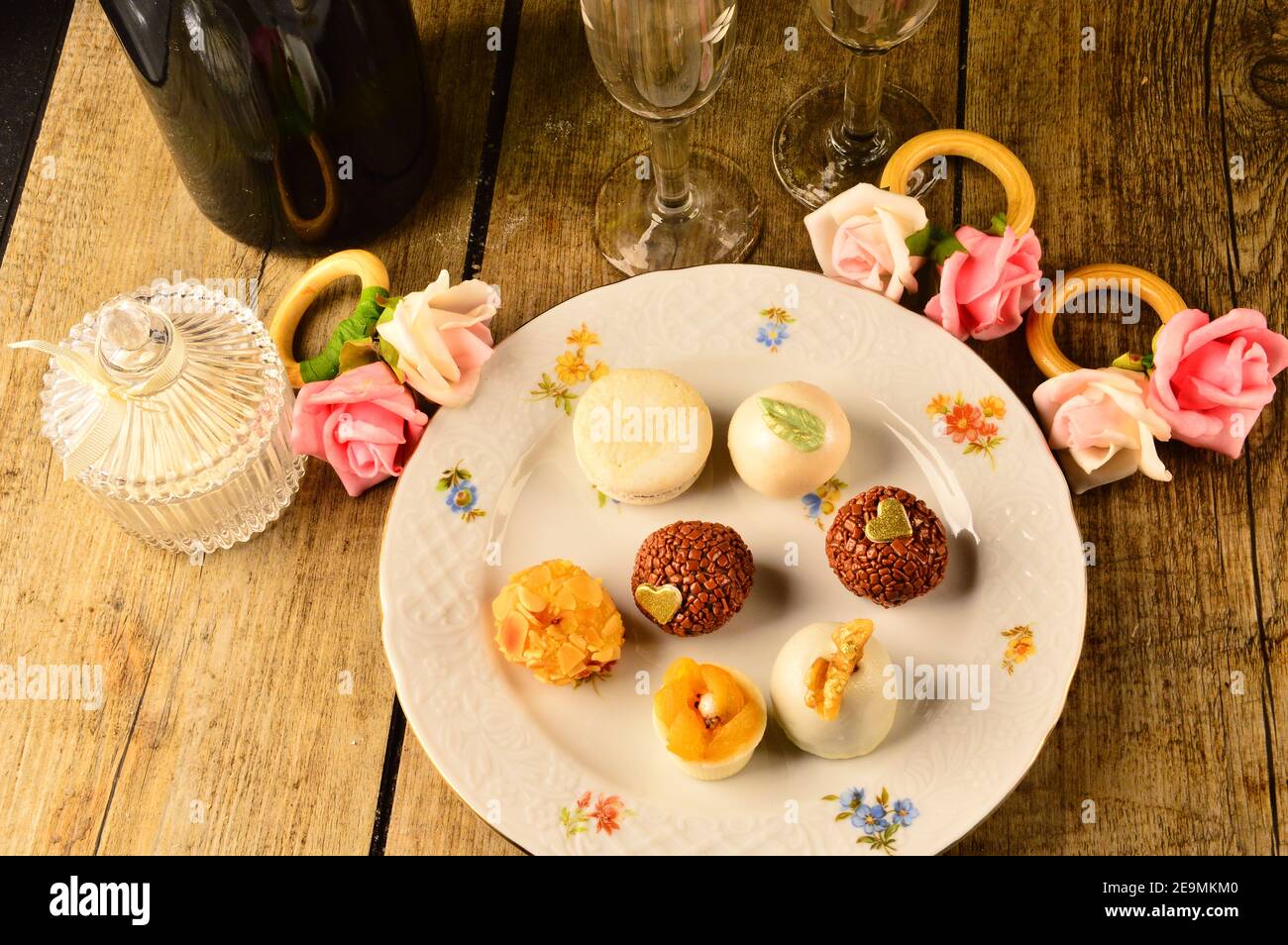 Party eating sweets hi-res stock photography and images - Alamy