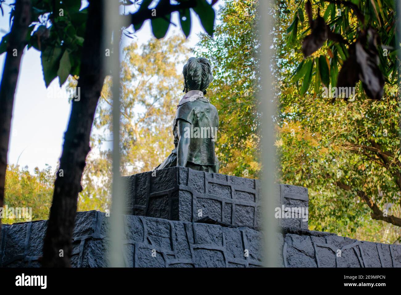 Statue of sitting Frida Kahlo in park from Mexico City Stock Photo - Alamy