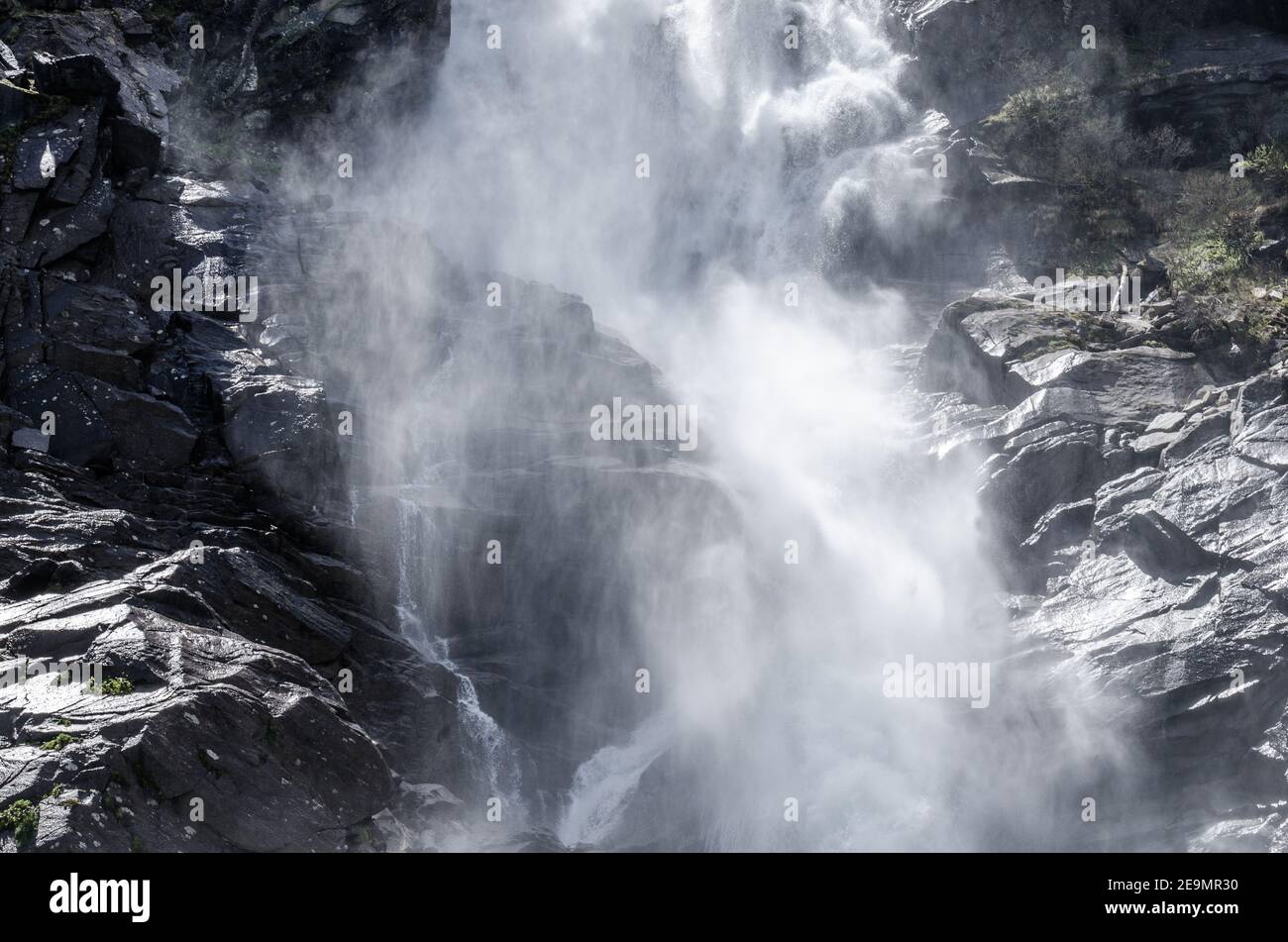 fine atomized water over rocks of waterfall Stock Photo - Alamy