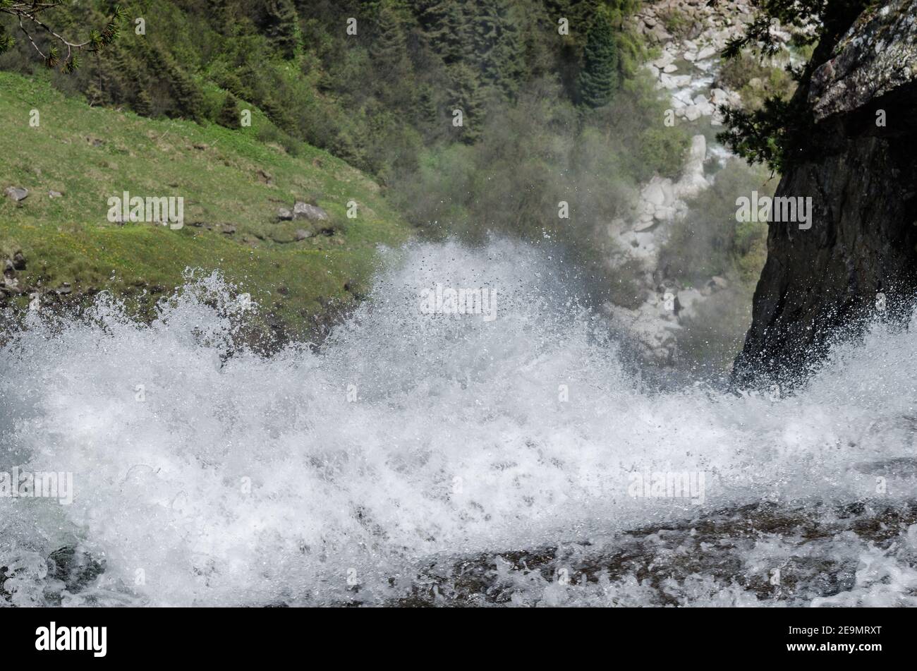 Foaming waterfall hi-res stock photography and images - Alamy