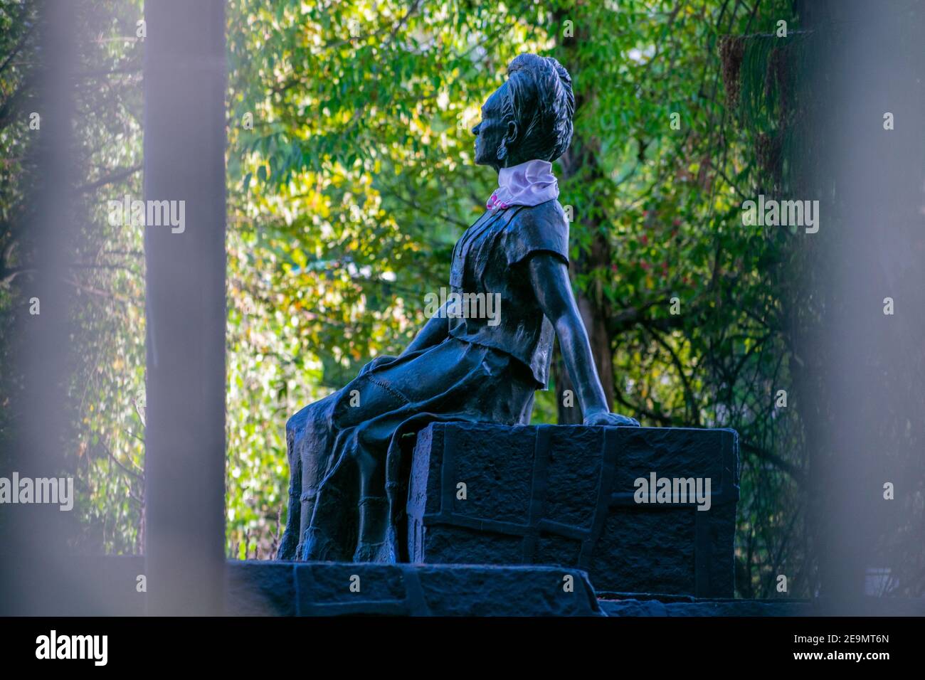 Statue of sitting Frida Kahlo in park from Mexico City Stock Photo - Alamy