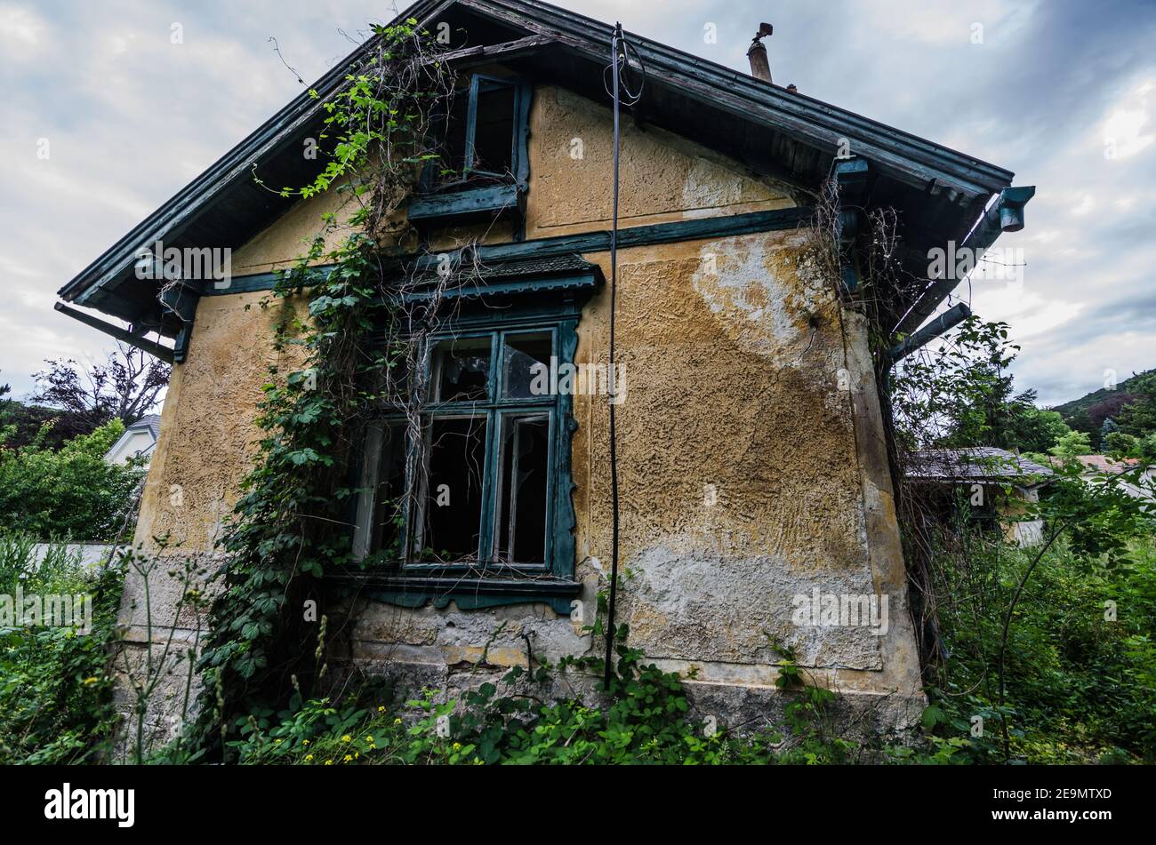 Overgrown old house hi-res stock photography and images - Alamy