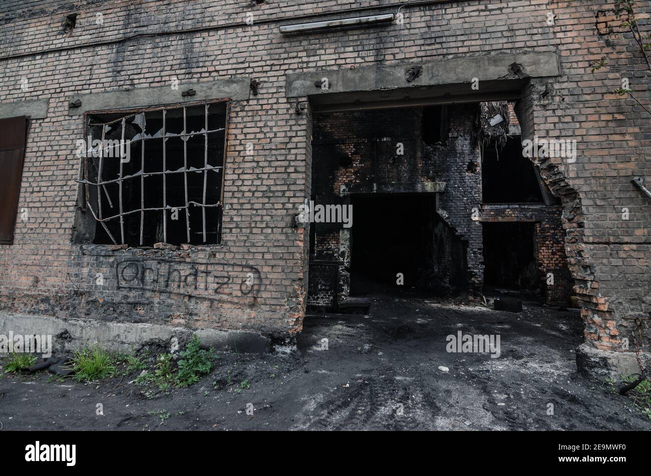 Old factory buildings hi-res stock photography and images - Alamy