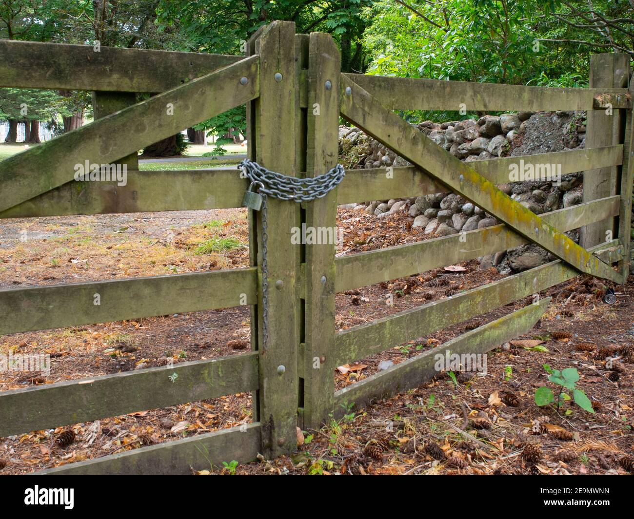 Locked gates hi-res stock photography and images - Alamy
