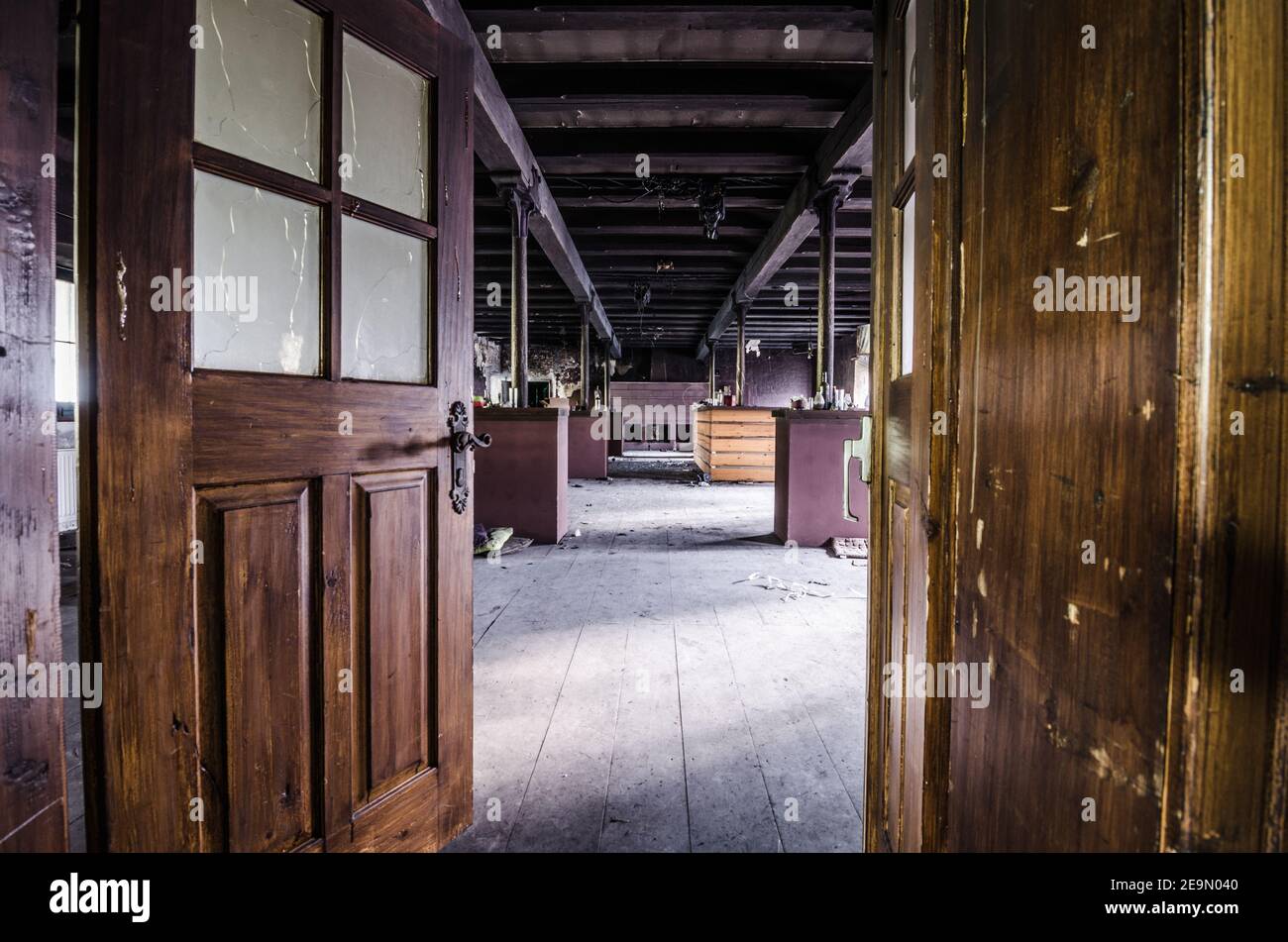 Old abandoned inn hi-res stock photography and images - Alamy