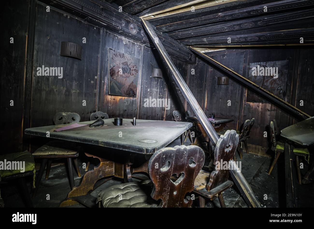 burnt charred room after a big fire Stock Photo - Alamy