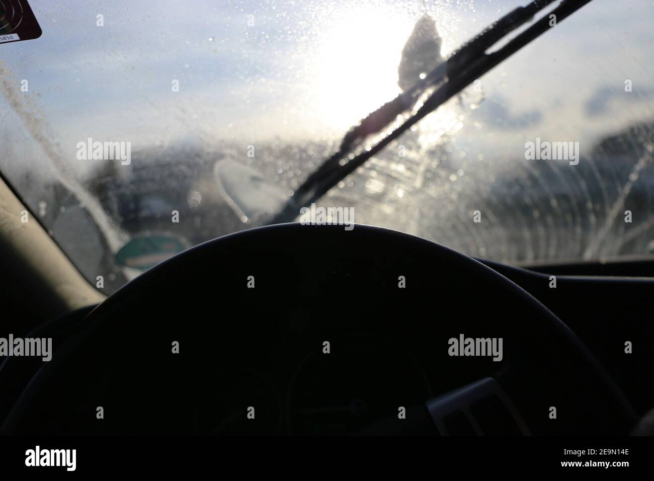 Poor visibility when driving due to low sun, rain, splash water, etc ...