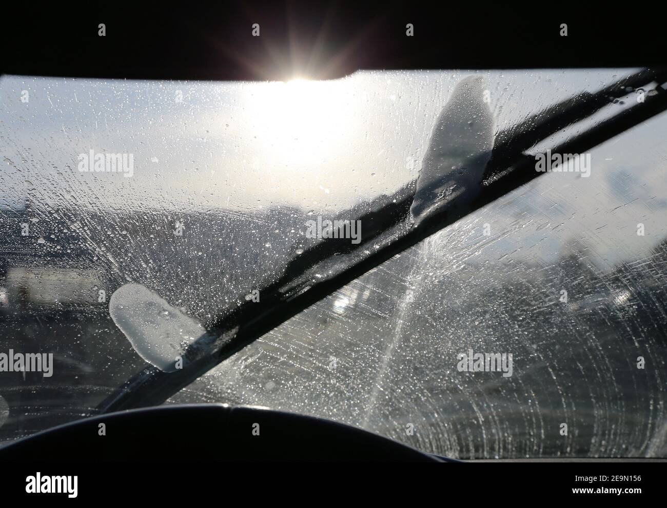 Poor visibility when driving due to low sun, rain, splash water, etc ...