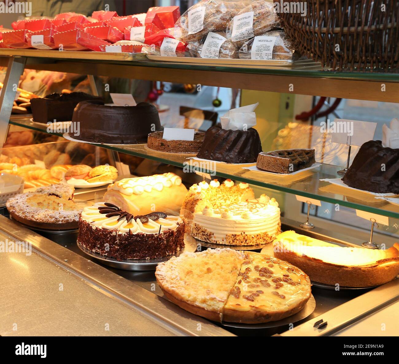 Baker counter with cakes. pies and rolls Stock Photo - Alamy