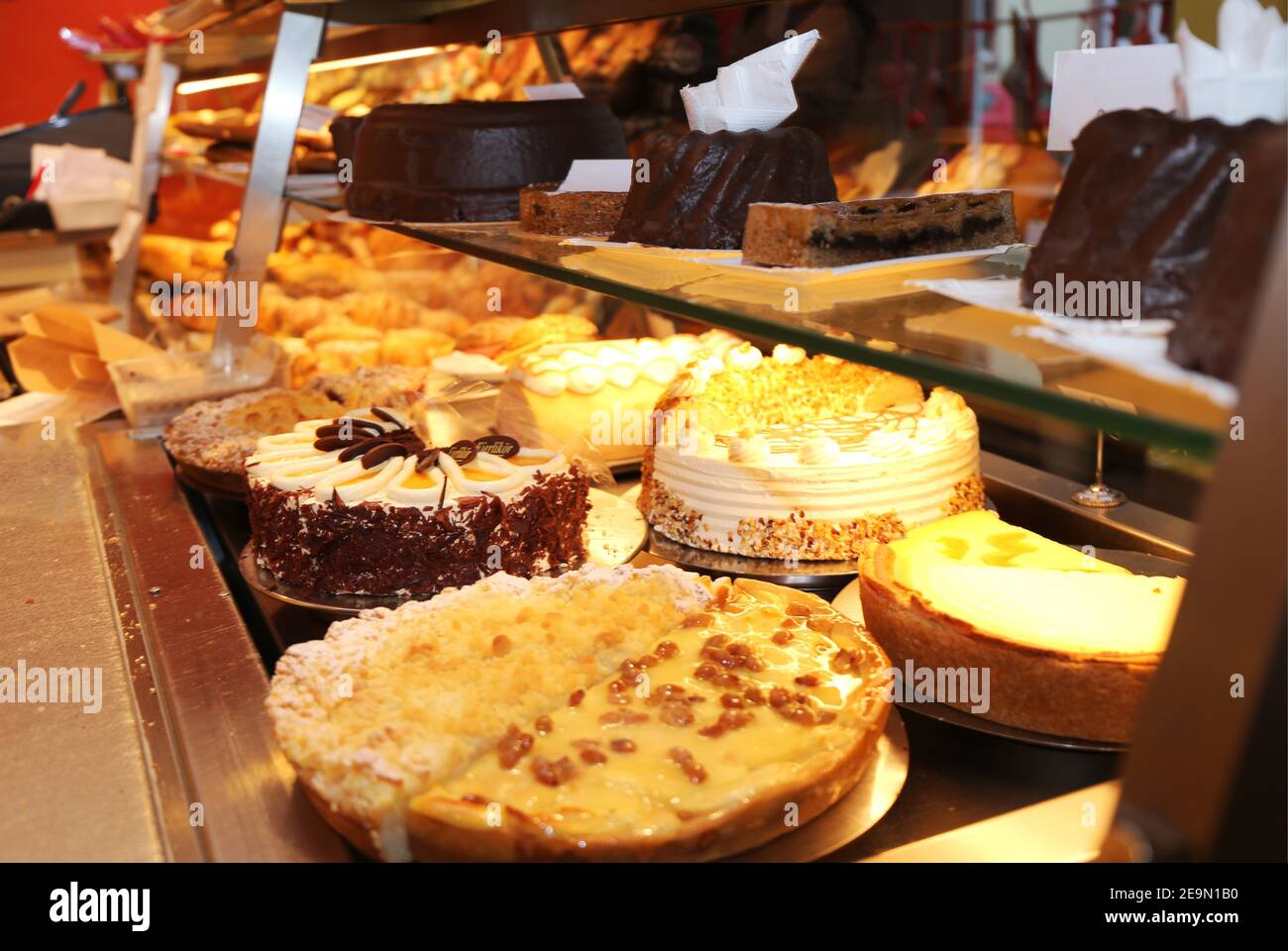 Baker counter hi-res stock photography and images - Alamy