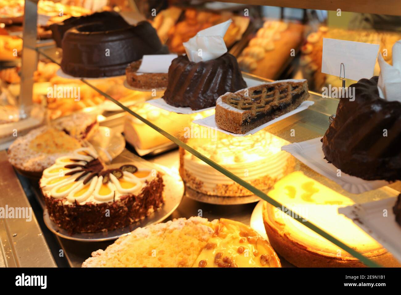 Baker counter hi-res stock photography and images - Alamy