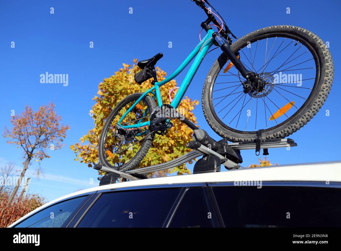 Mountain bike on the roof rack of a car Stock Photo - Alamy