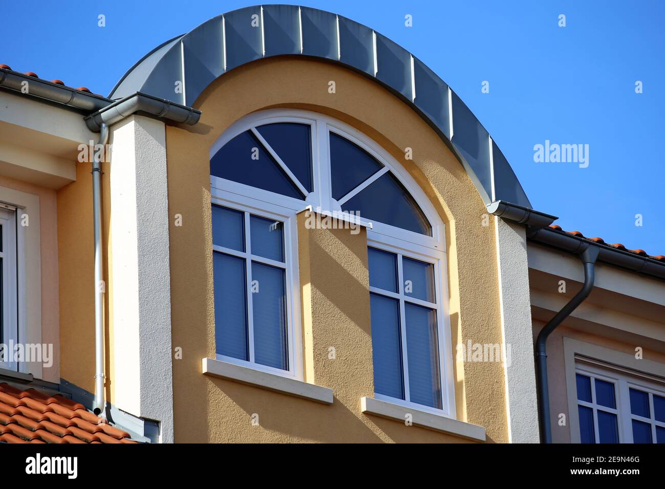 New round arched window, exterior shot Stock Photo - Alamy